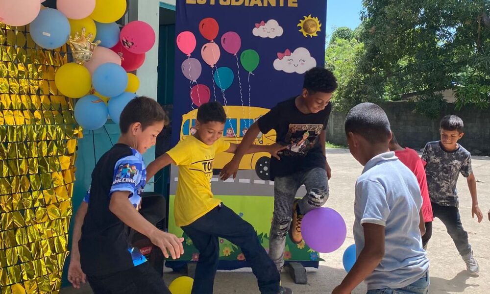 Alumnado de la Escuela Juan Lindo, de La Ceiba, Atlántida, celebra con ...
